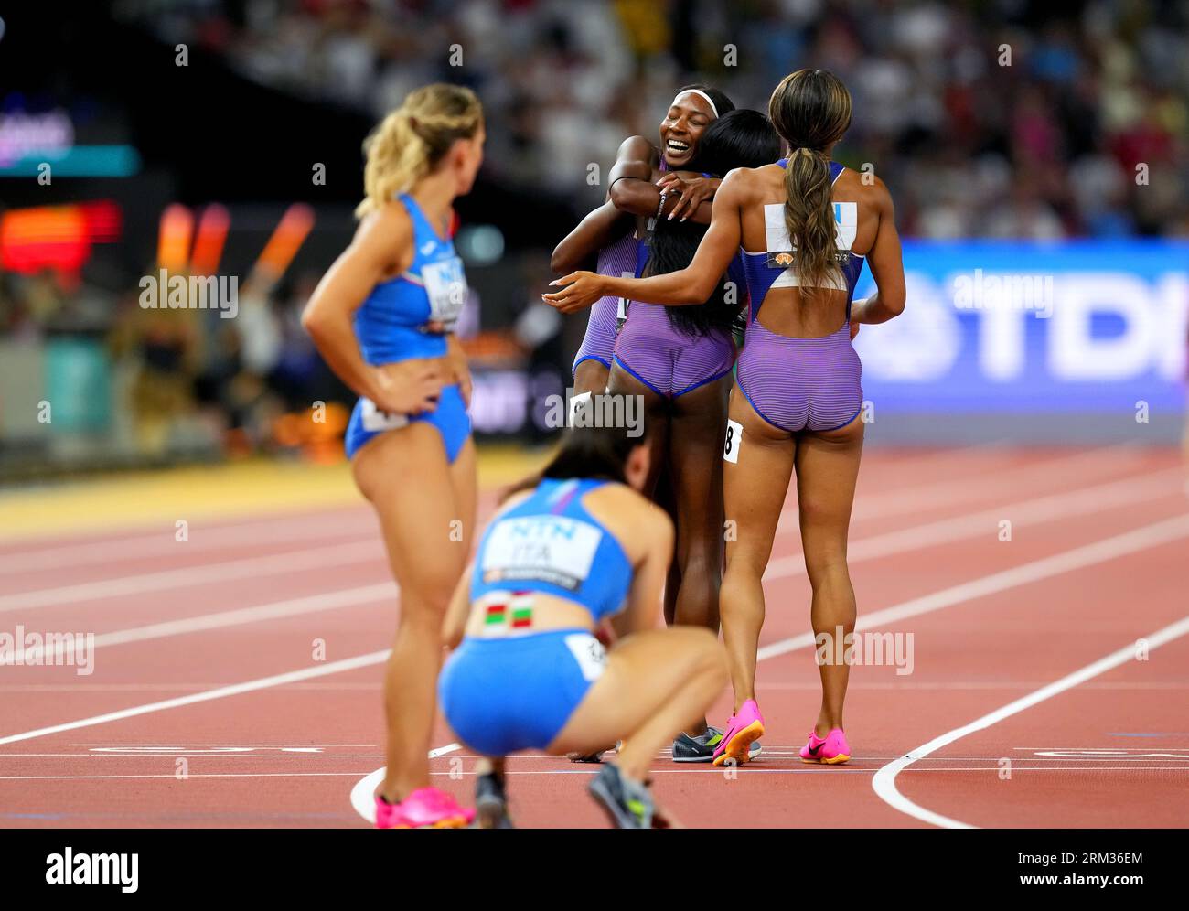 Women's 4x100 metres relay team hi-res stock photography and images - Alamy