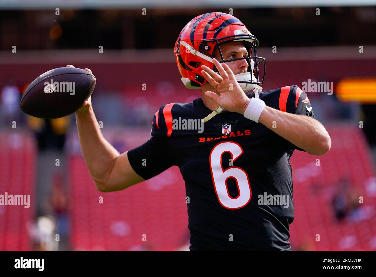 Cincinnati Bengals quarterback Jake Browning (6) throwing the ball ...
