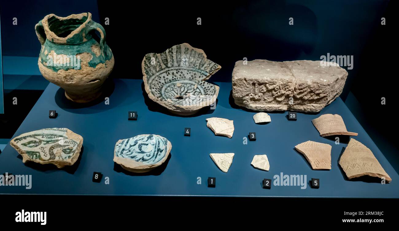 Fragments pottery hi-res stock photography and images - Alamy