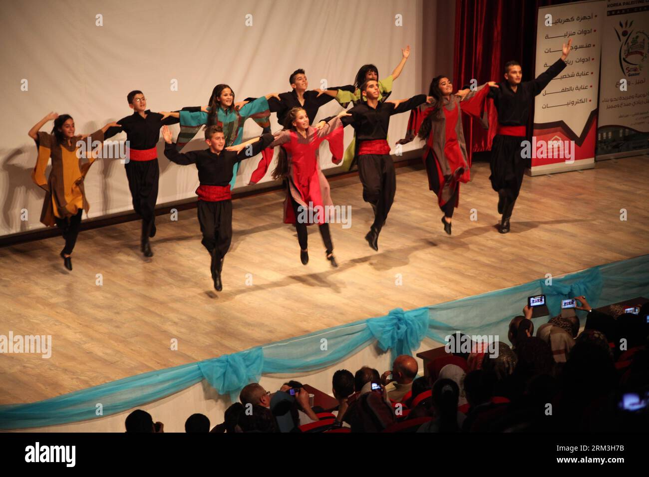 Palestinian dabka dance hi-res stock photography and images - Alamy