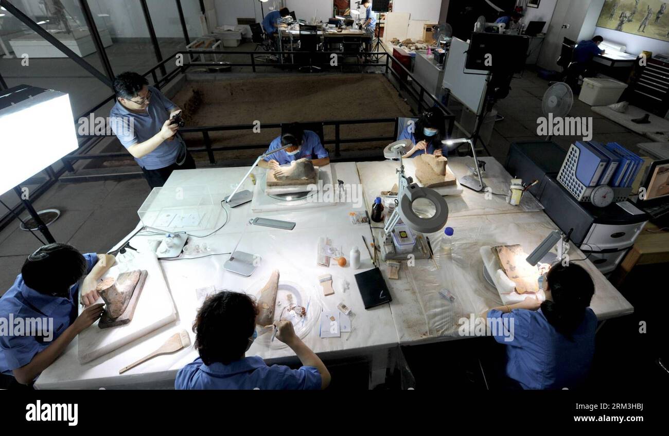 Xinhua china repair army hi-res stock photography and images - Alamy