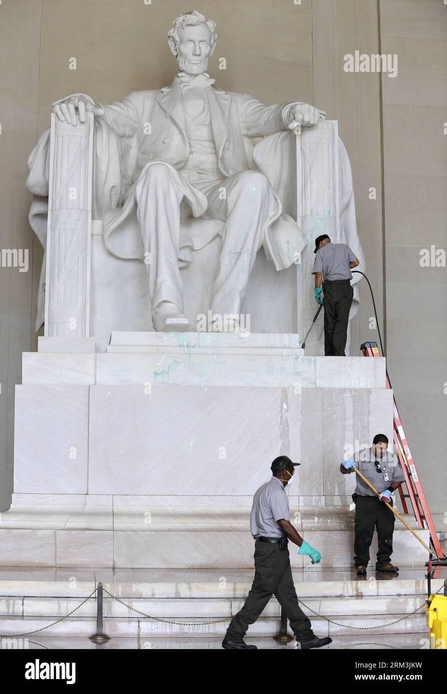 Lincoln statue vandalized hi-res stock photography and images - Alamy