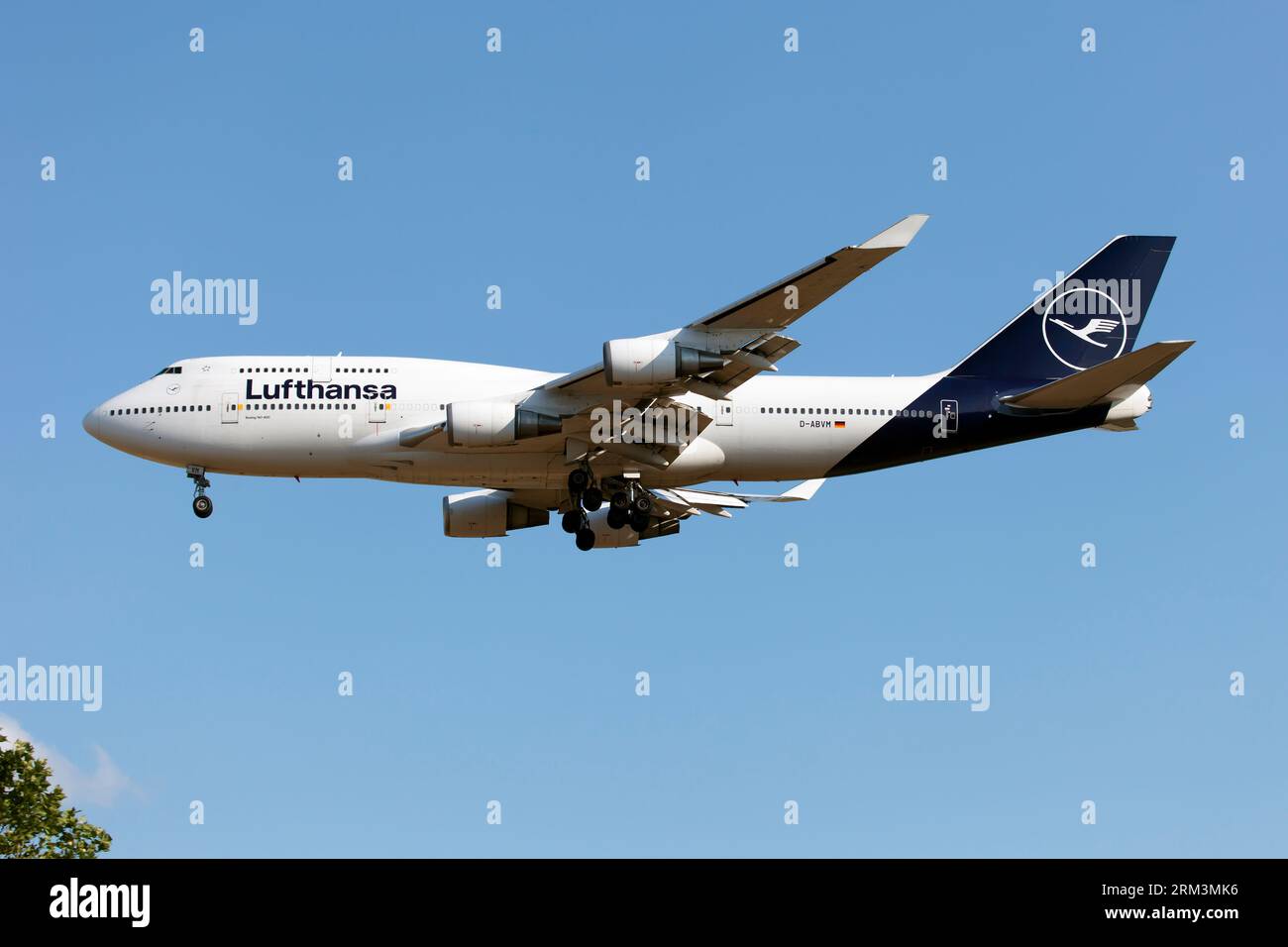 A Lufthansa Boeing 747-400 landing at Frankfurt Rhein-Main Int'l ...