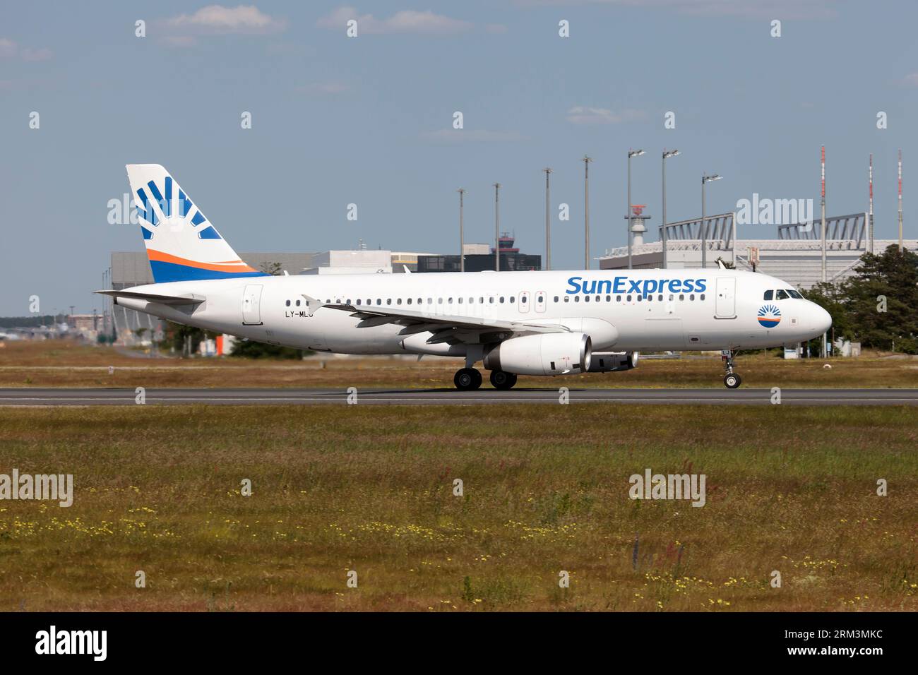 A SunExpress (Avion Express) Airbus 320 leaving Frankfurt Rhein-Main ...