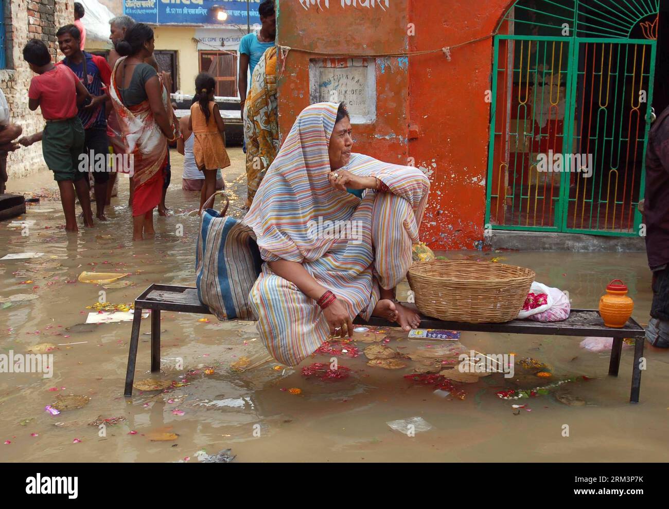 Varanasi flood 2013 hi-res stock photography and images - Alamy