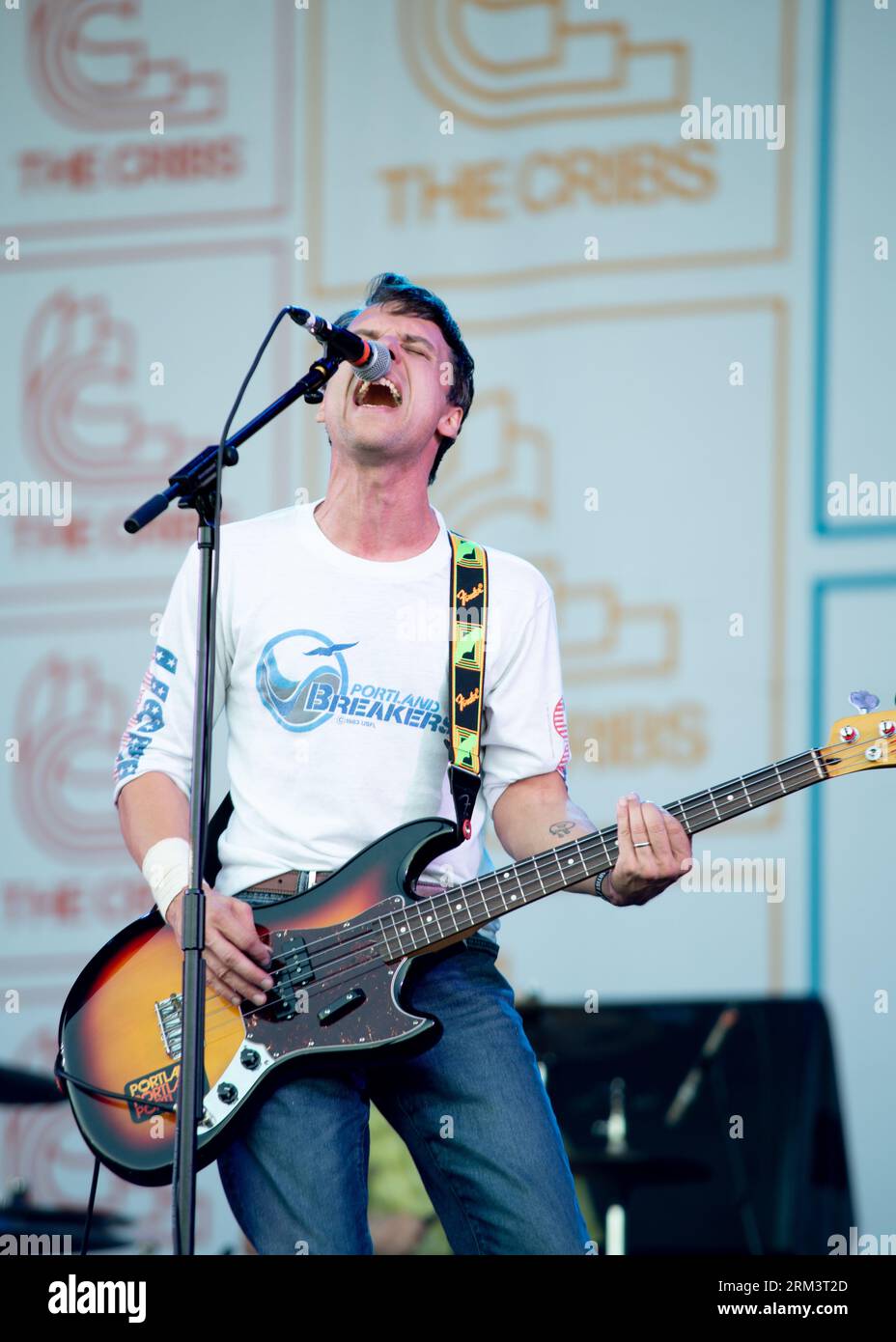 Cribs singer hi-res stock photography and images - Alamy