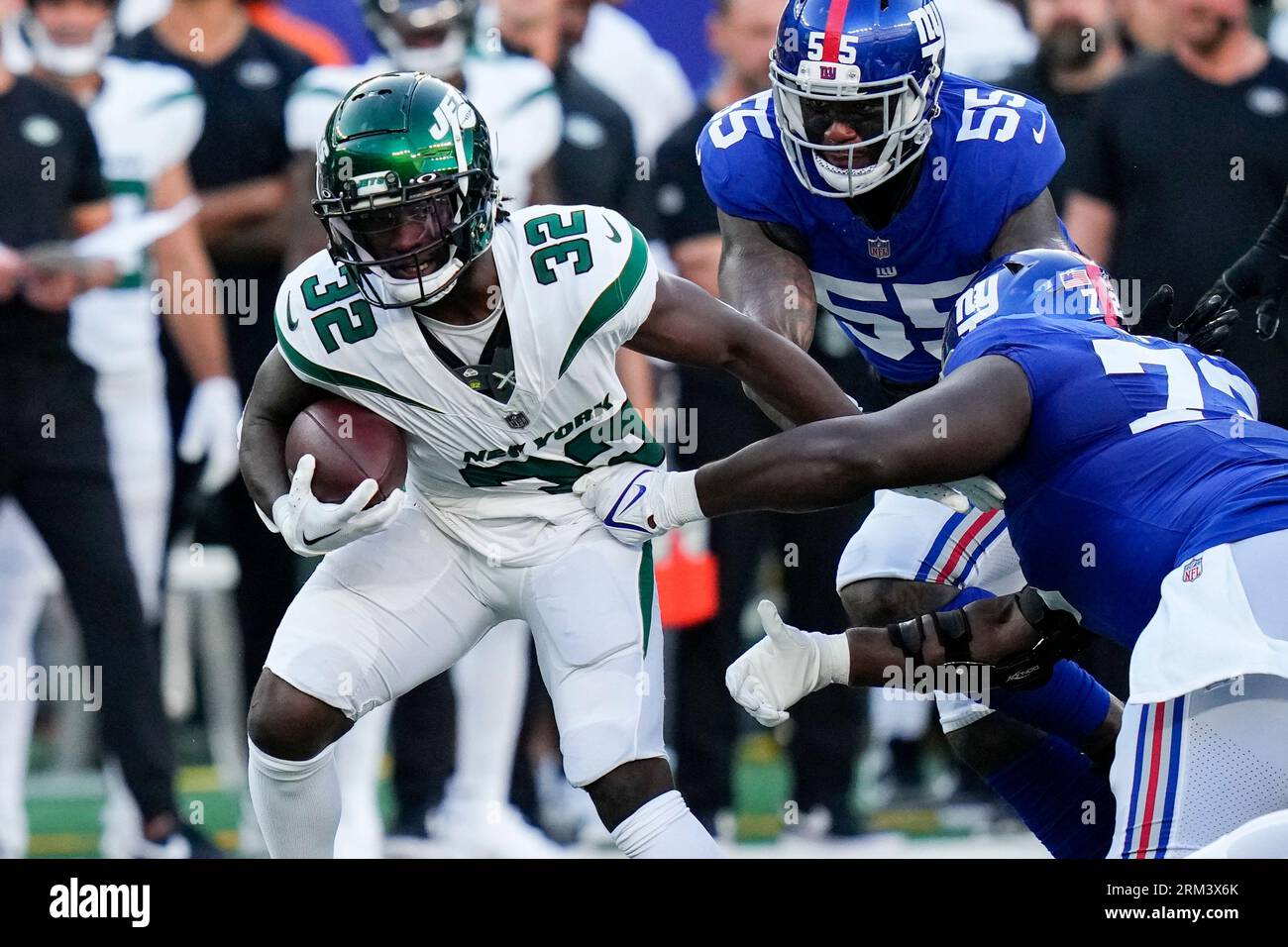 New York Jets running back Michael Carter (32) runs the ball against ...
