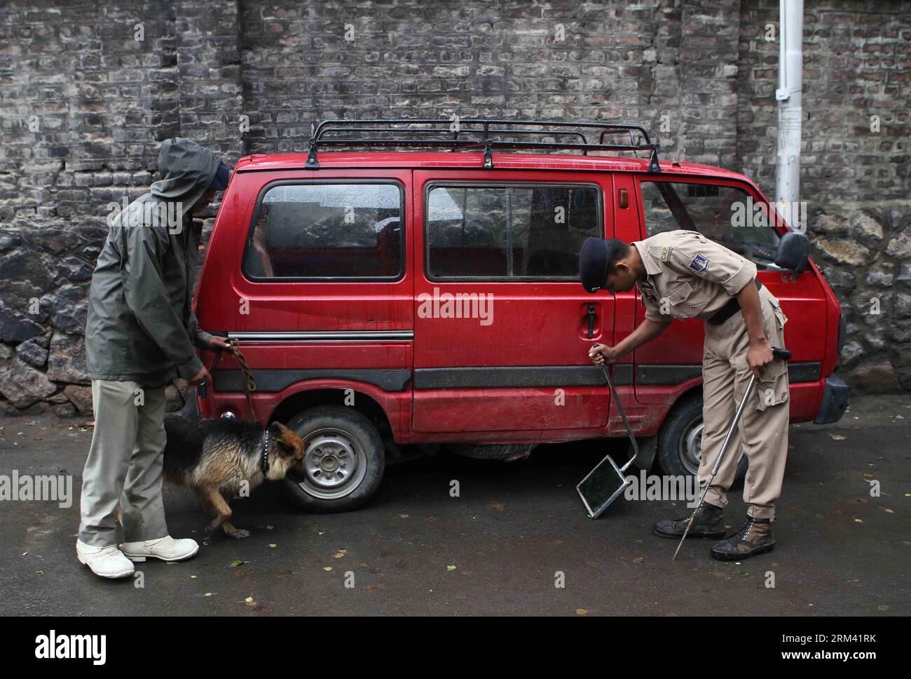 Bomb detection squad hi-res stock photography and images - Alamy