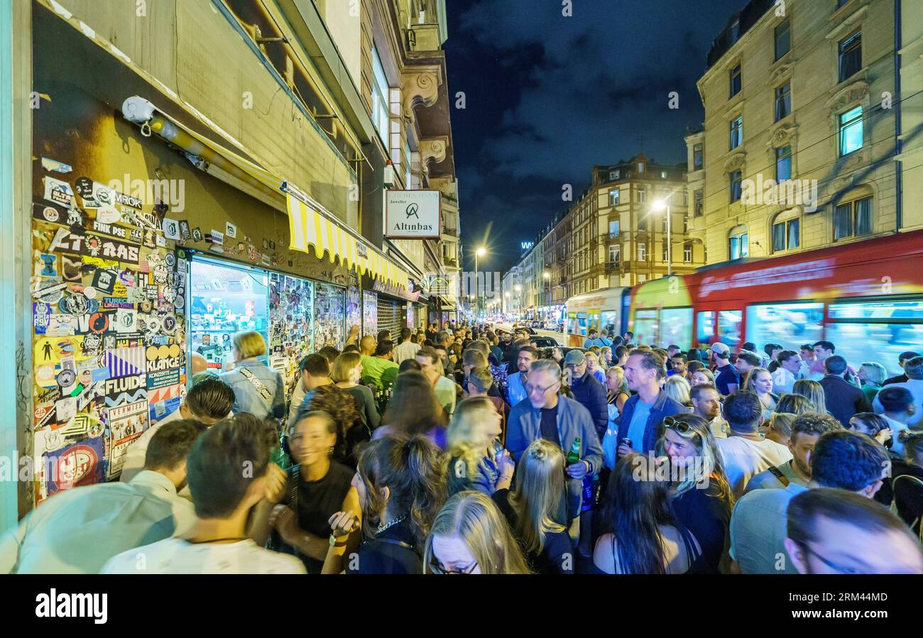 26 August 2023, Hesse, Frankfurt/Main: People stand on the last evening ...