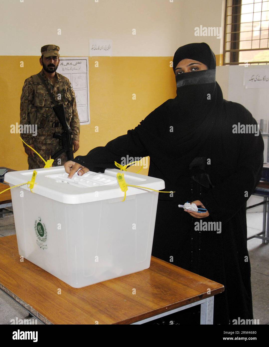 Pakistan woman voting hi-res stock photography and images - Alamy