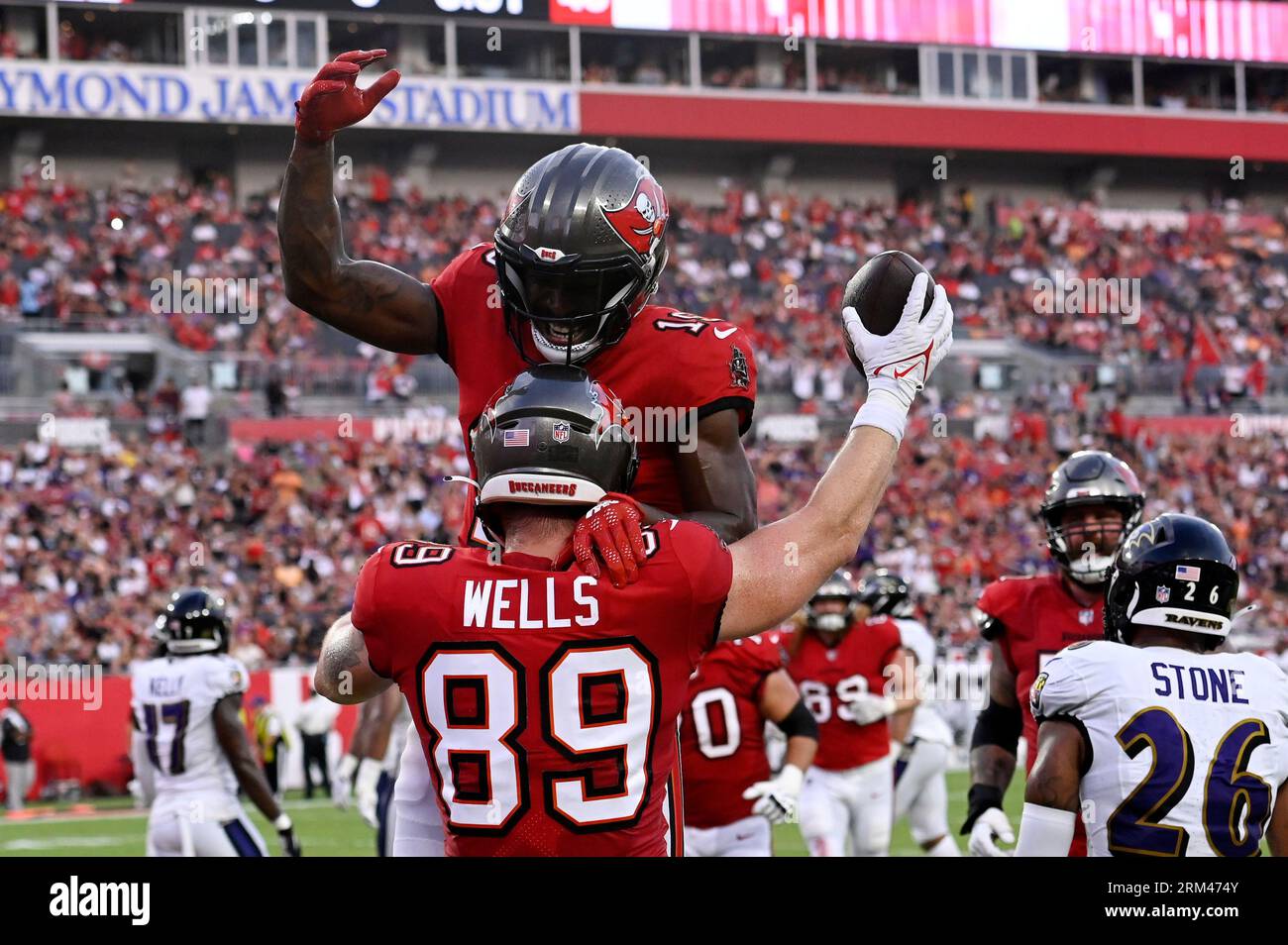 Tampa Bay Buccaneers tight end David Wells, below, celebrates his ...