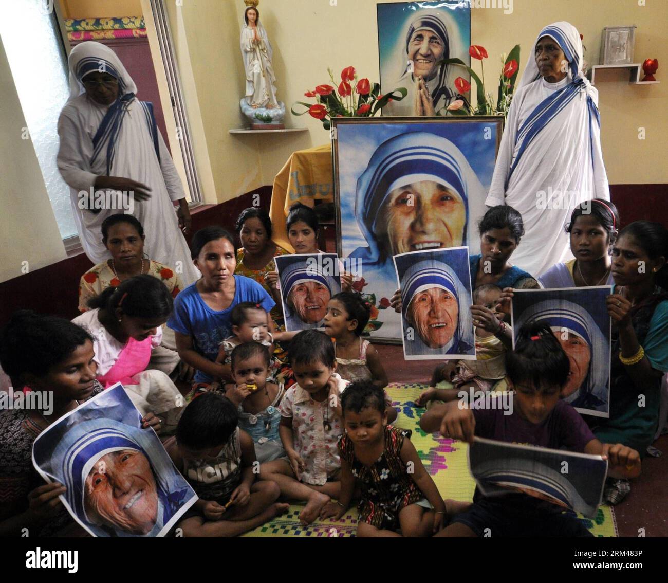 (130826) -- AGARTALA, Aug. 26, 2013 (Xinhua) -- Children sit with ...