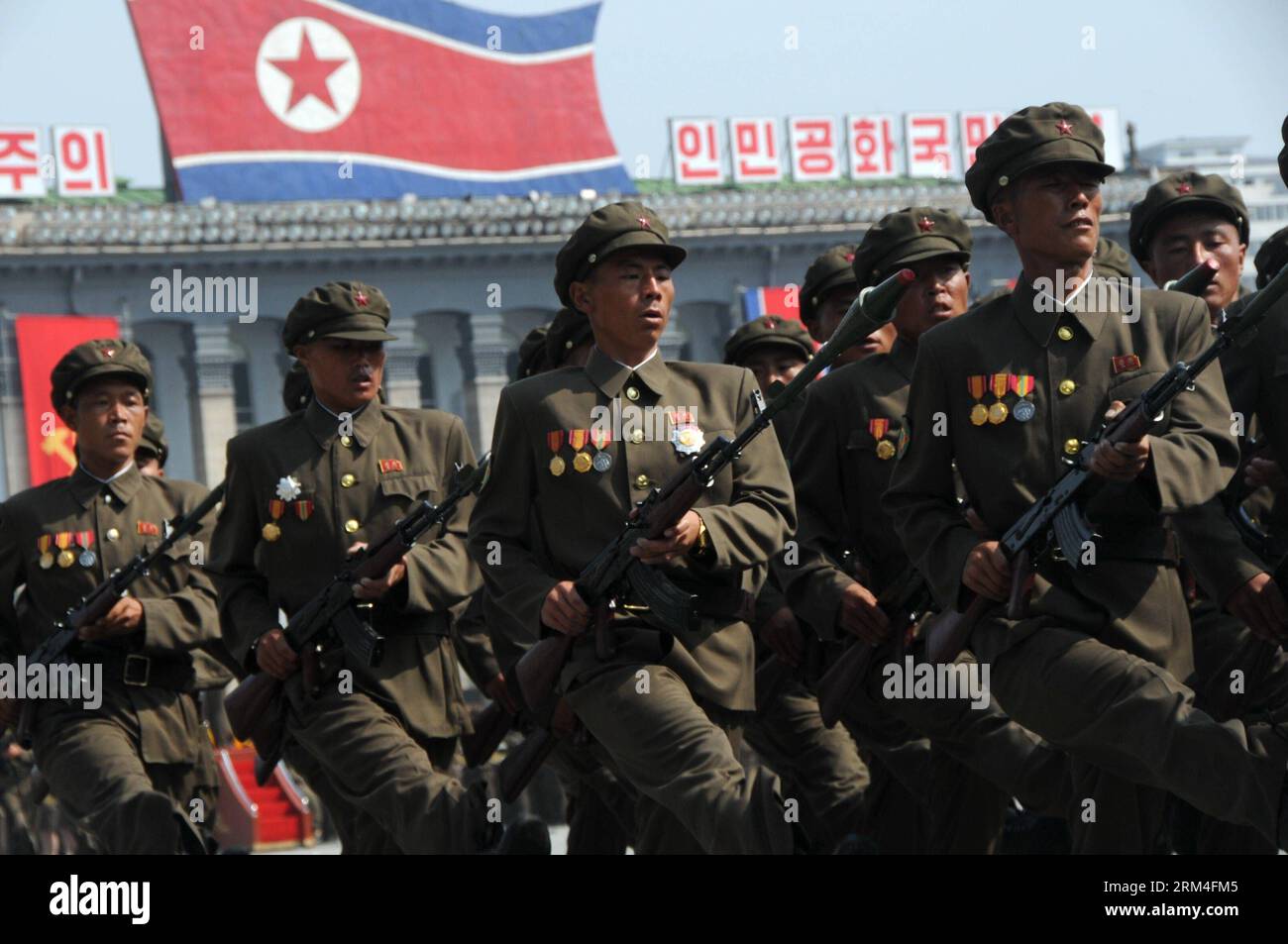 (130909) -- PYONGYANG, Sept. 9, 2013 (Xinhua) -- Paramilitary soldiers ...