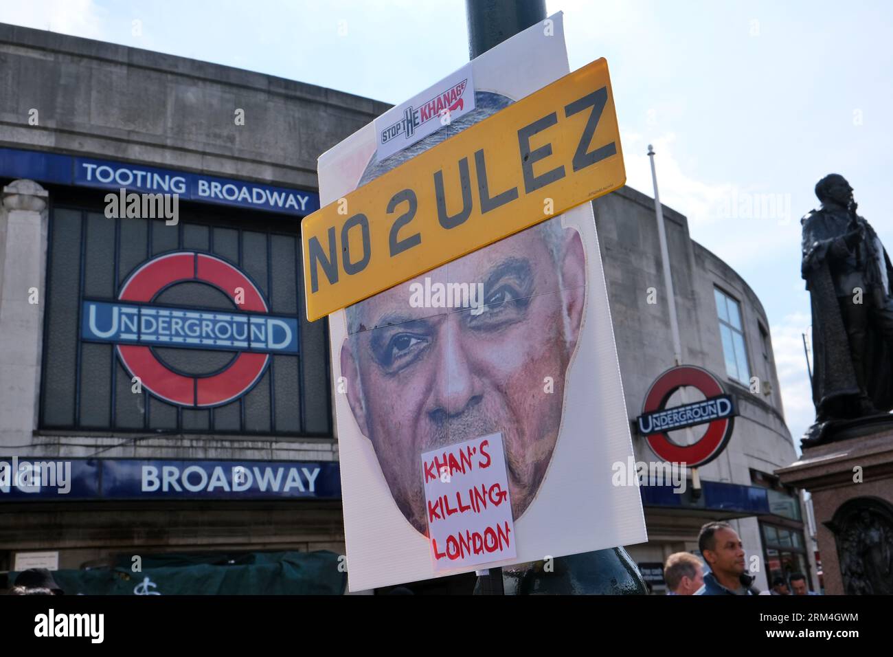 Sadiq khan ulez sign hi-res stock photography and images - Alamy