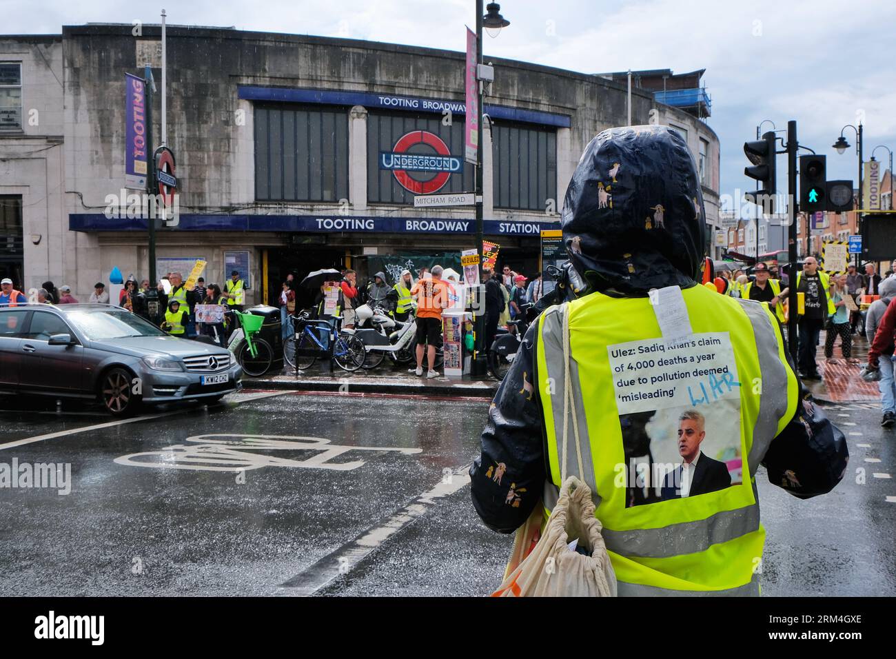 London, UK. 26th August, 2023. Anti-ULEZ protesters gather in the Mayor ...