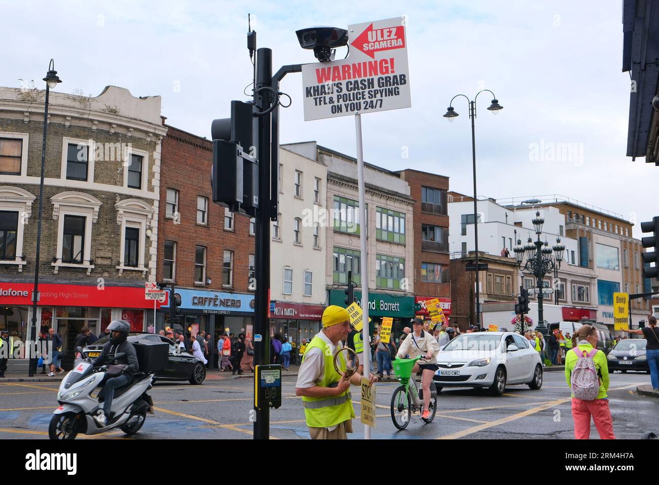 London, UK. 26th August, 2023. Protesters hold up a sign warning ...