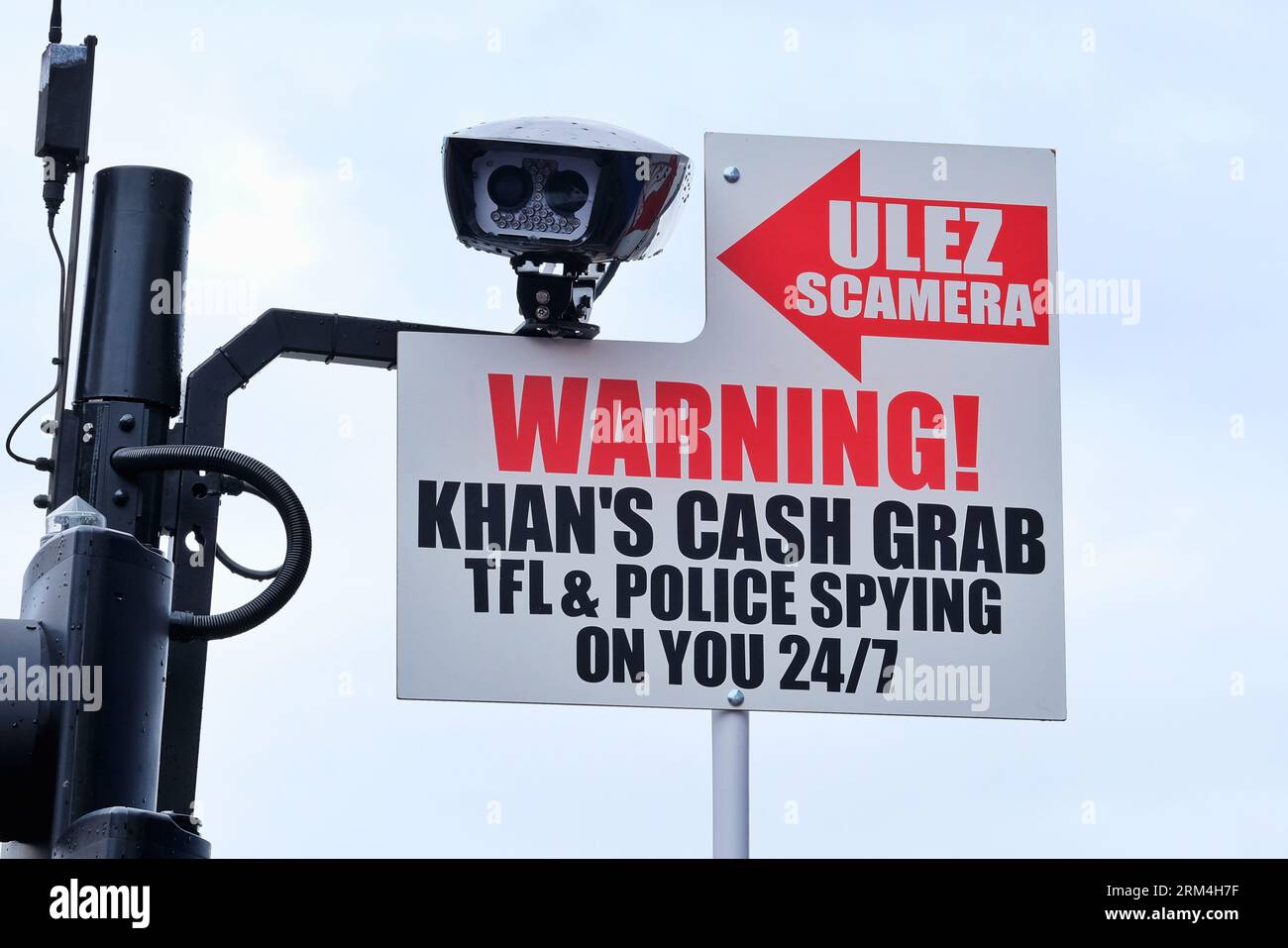 London, UK. 26th August, 2023. Protesters hold up a sign warning ...