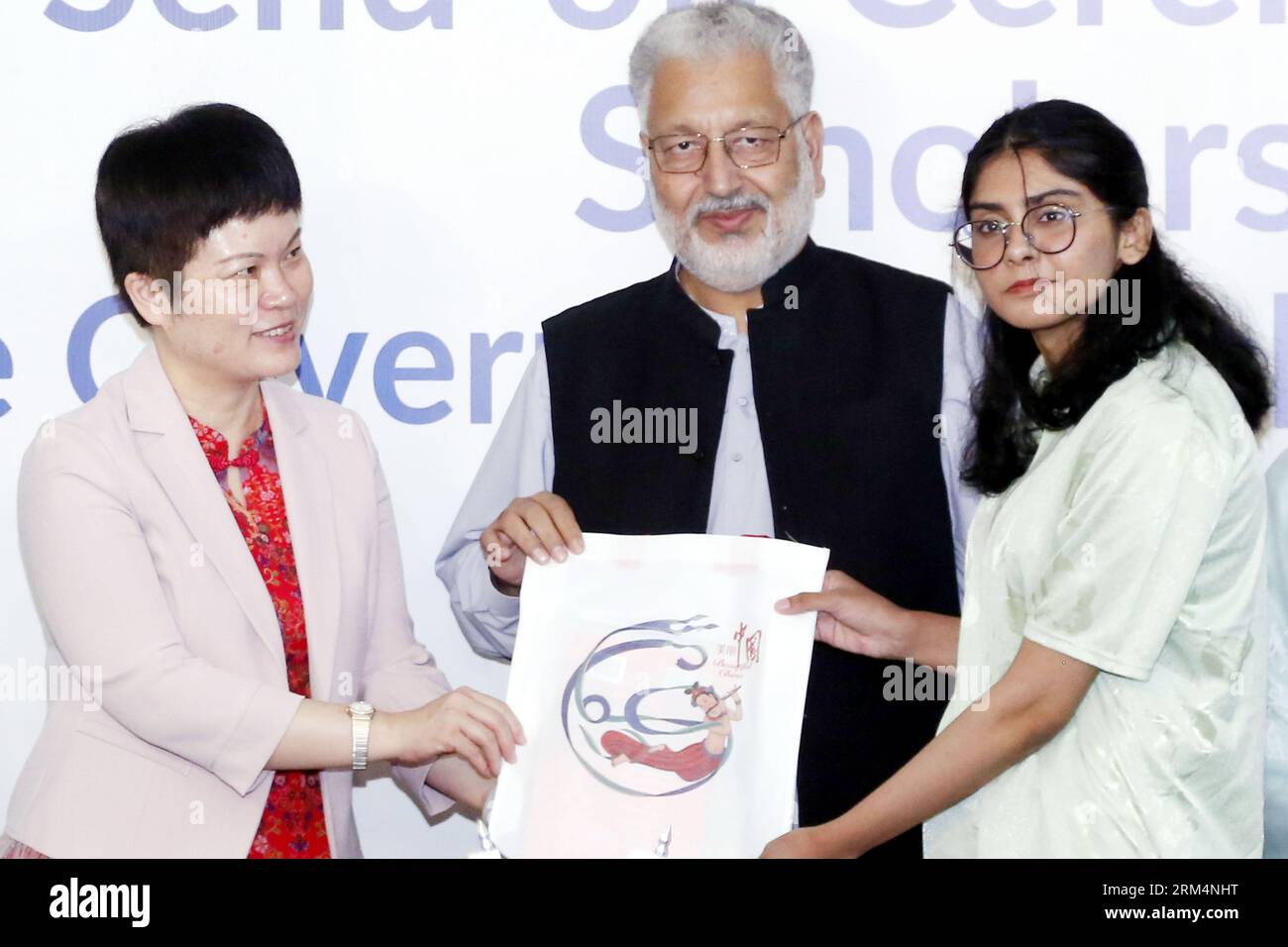 Islamabad, Pakistan. 25th Aug, 2023. Pang Chunxue (L), charge d ...