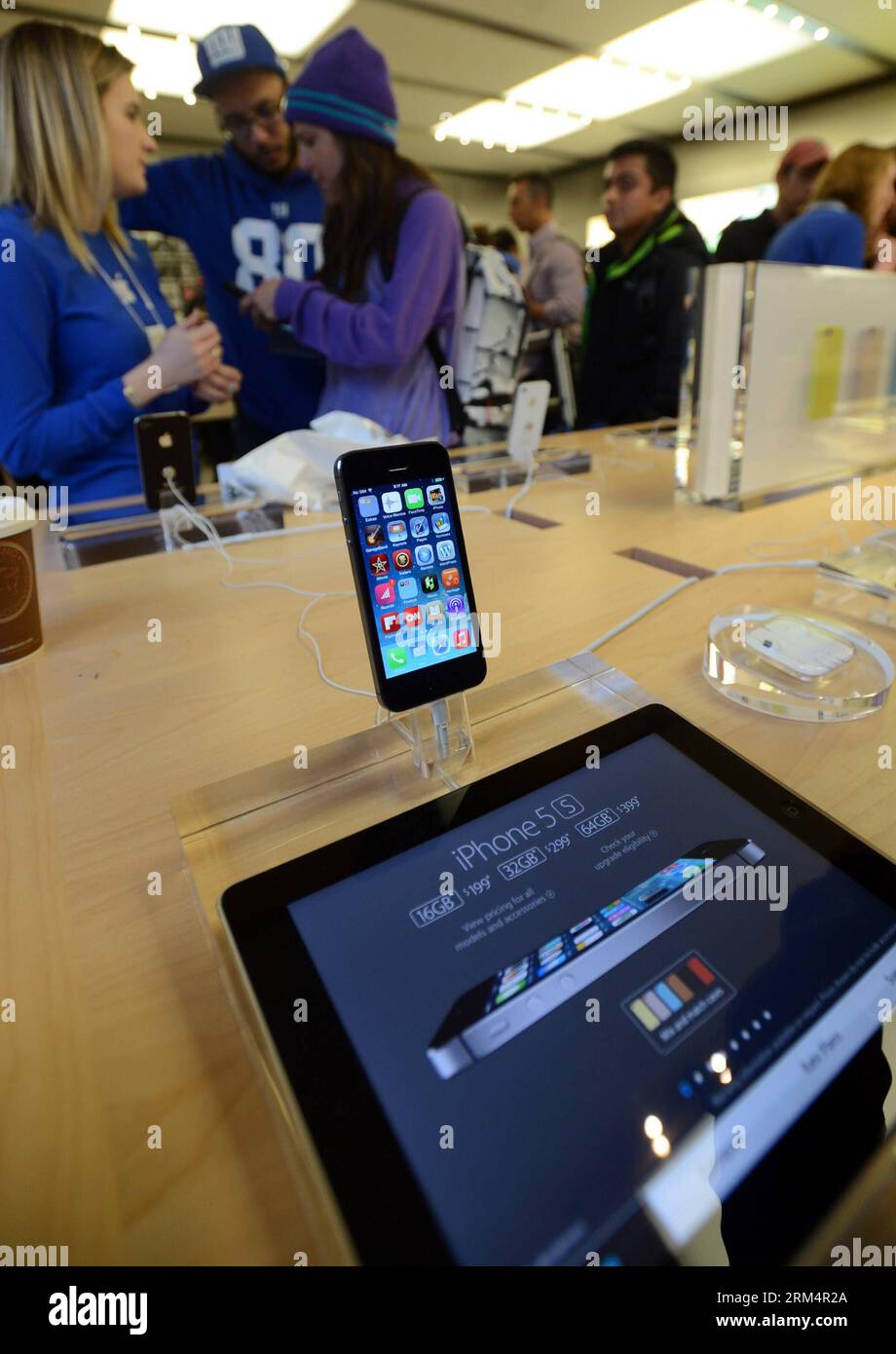 Iphones in store in new york hi-res stock photography and images - Alamy