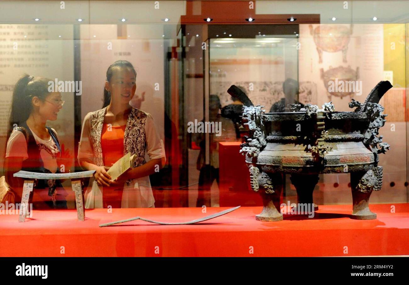 Chinese ding hi-res stock photography and images - Alamy