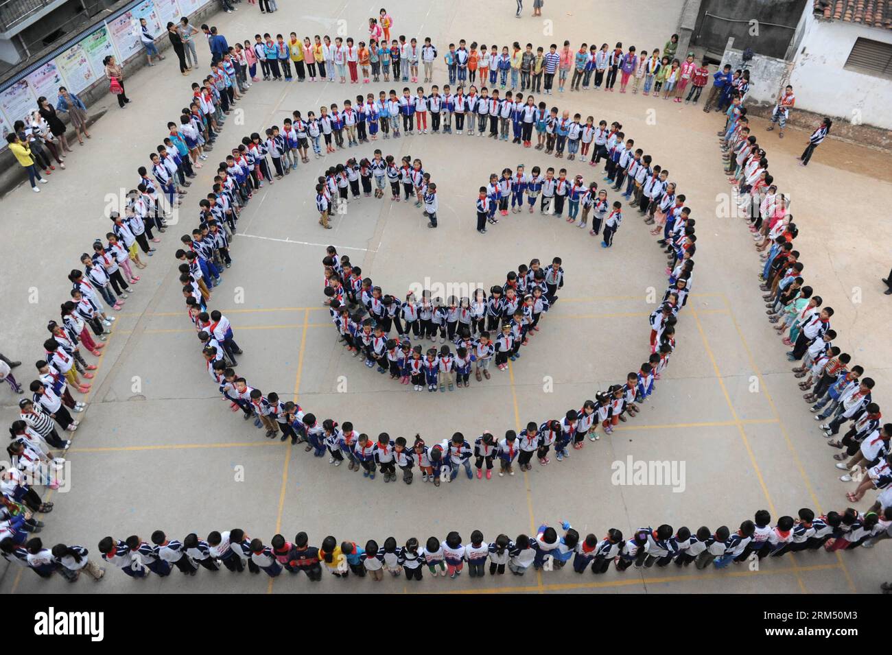 Smiley kinder hi-res stock photography and images - Alamy