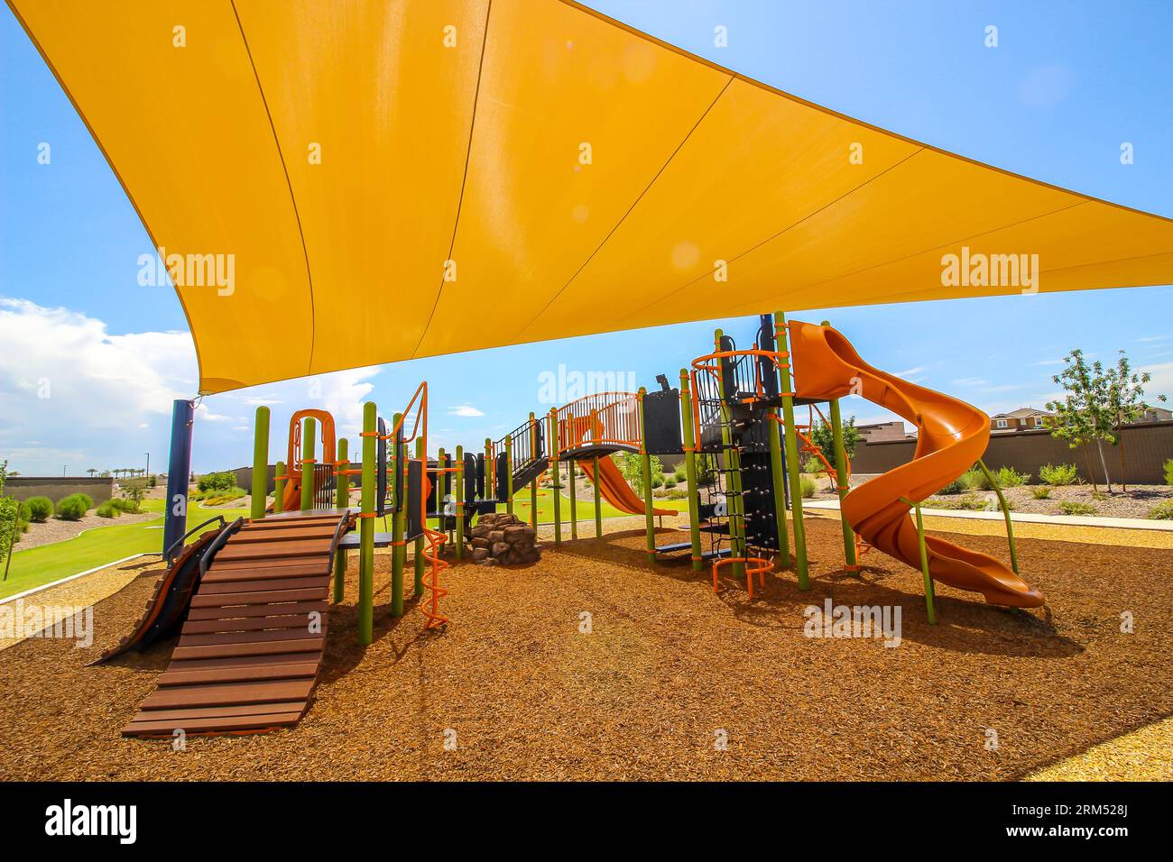 Green tarp cover hi-res stock photography and images - Alamy