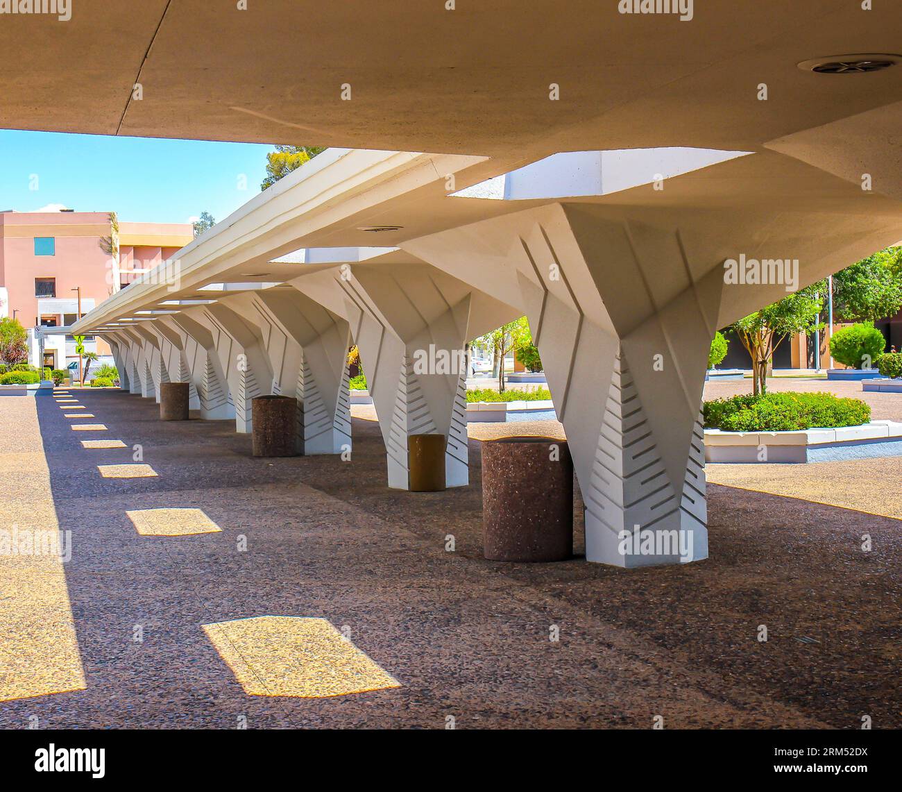 Support columns hi-res stock photography and images - Alamy