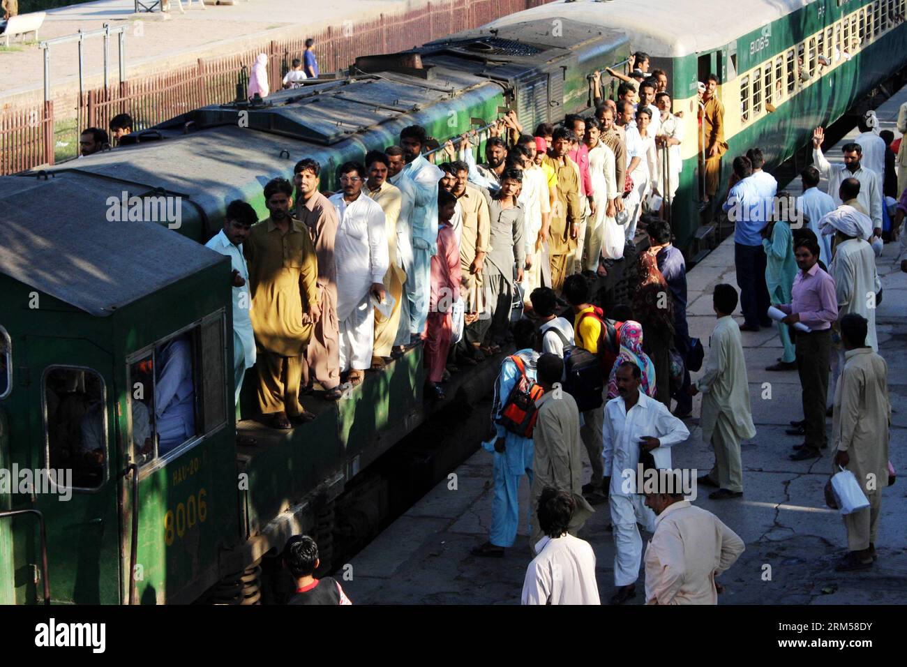 Overloaded train hi-res stock photography and images - Alamy