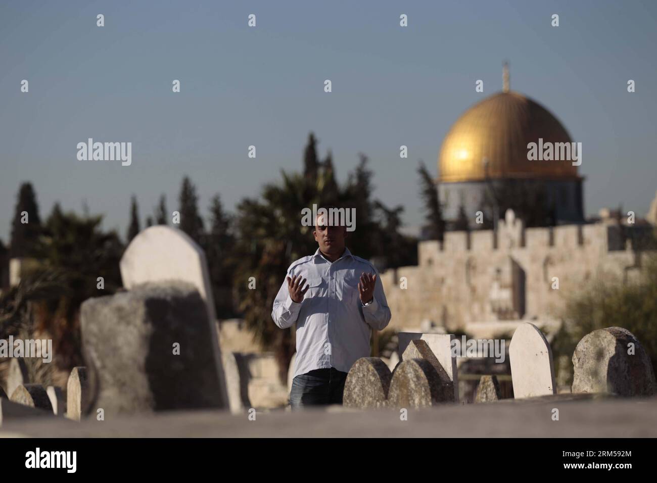 Old man in hajj hi-res stock photography and images - Alamy