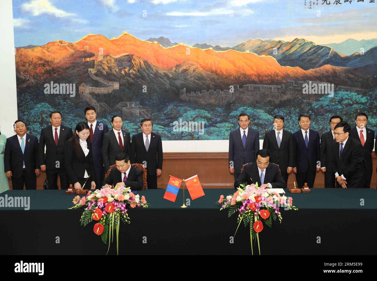 Prime minister signing document hi-res stock photography and images - Alamy