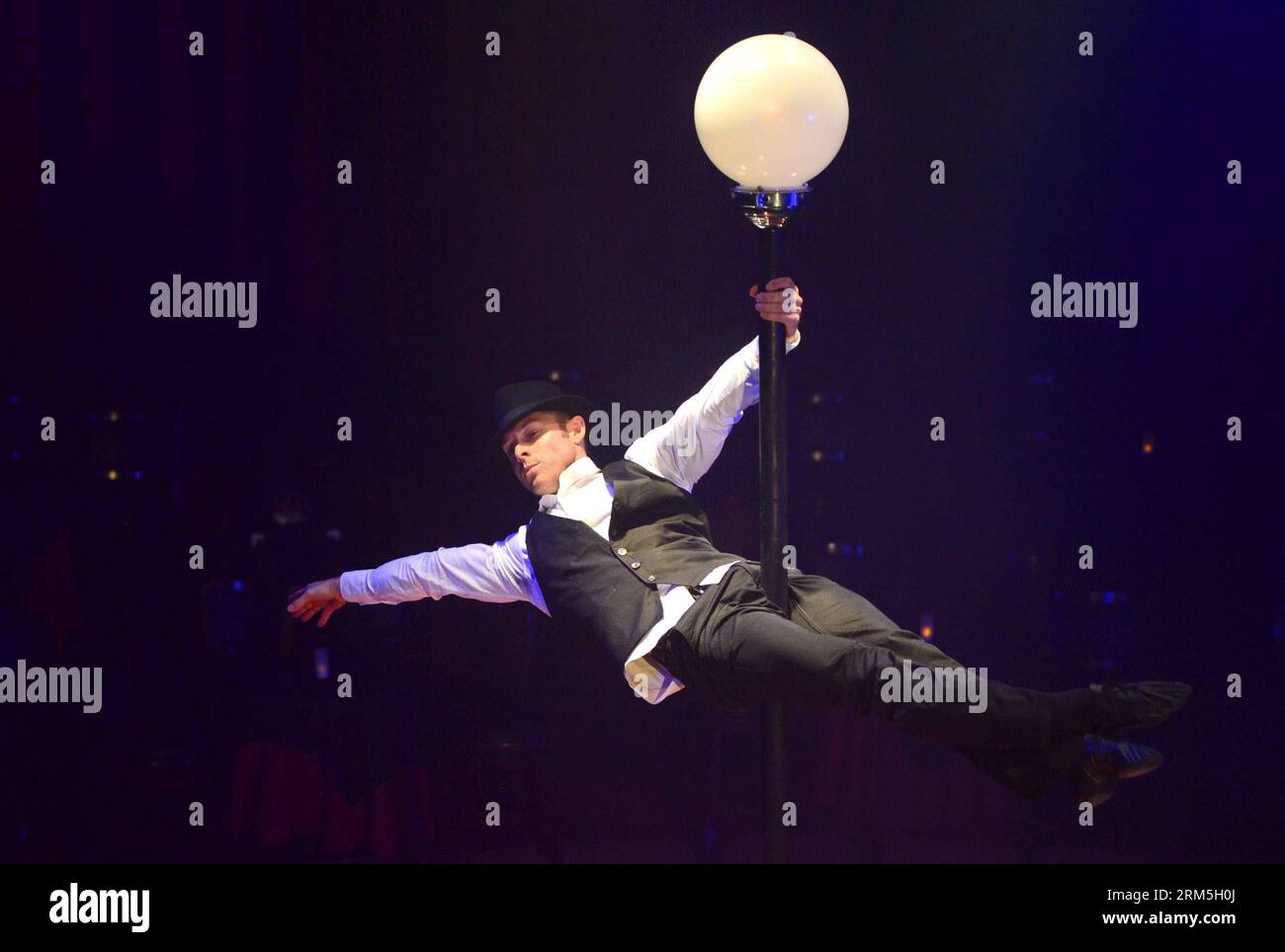 Rotating stage theatre hi-res stock photography and images - Alamy