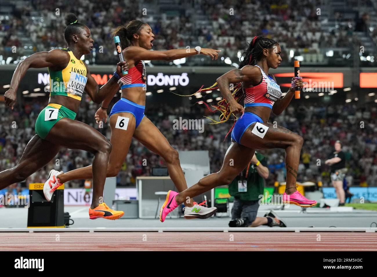 Budapest. 26th Aug, 2023. Sha'Carri Richardson (R) of the United States ...