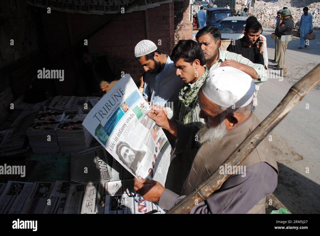 Pakistani newspaper hi-res stock photography and images - Alamy