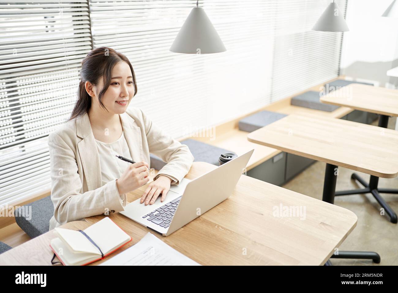 Taiwanese woman working hi-res stock photography and images - Alamy