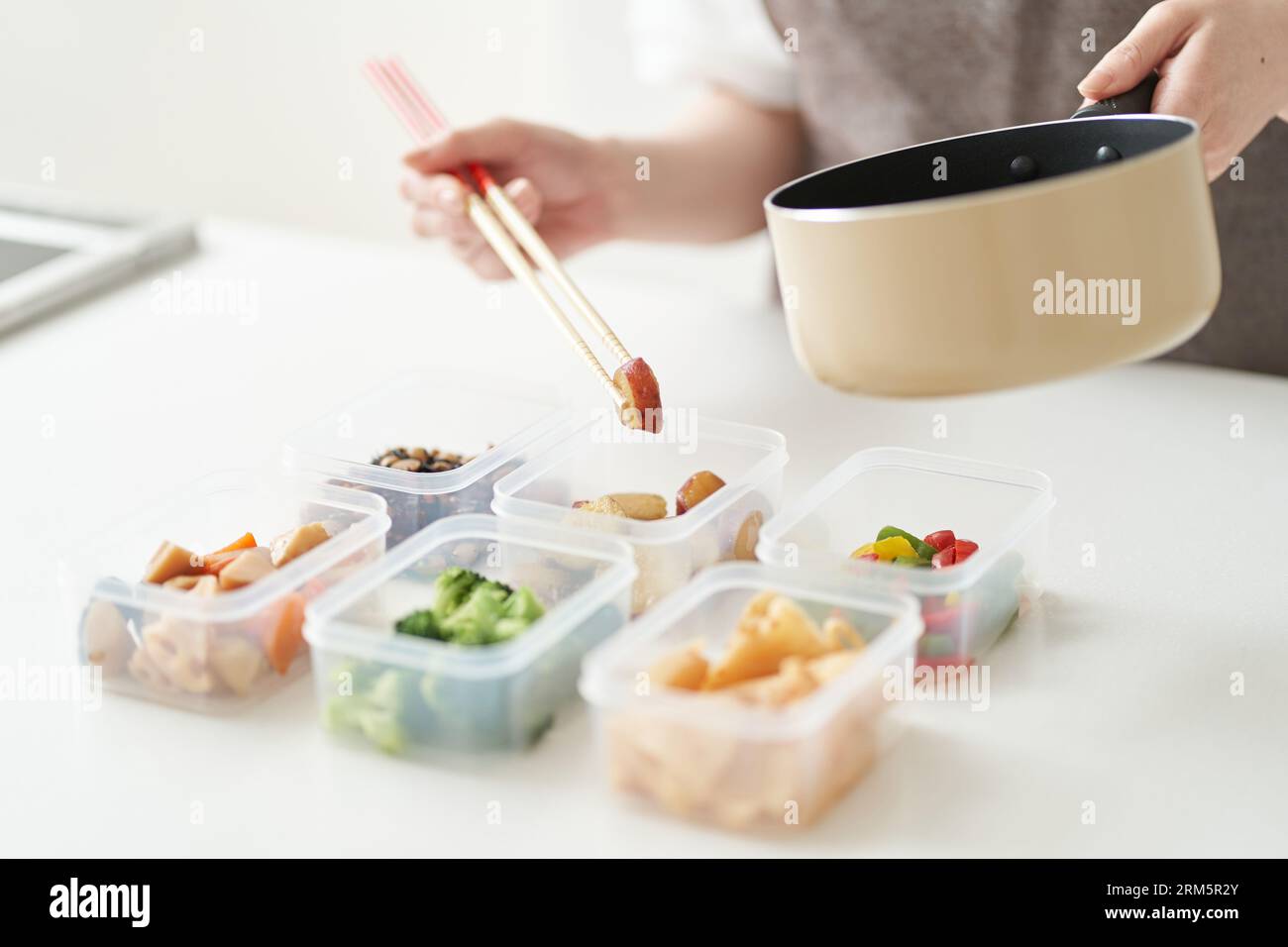 Korean women cooking hi-res stock photography and images - Alamy