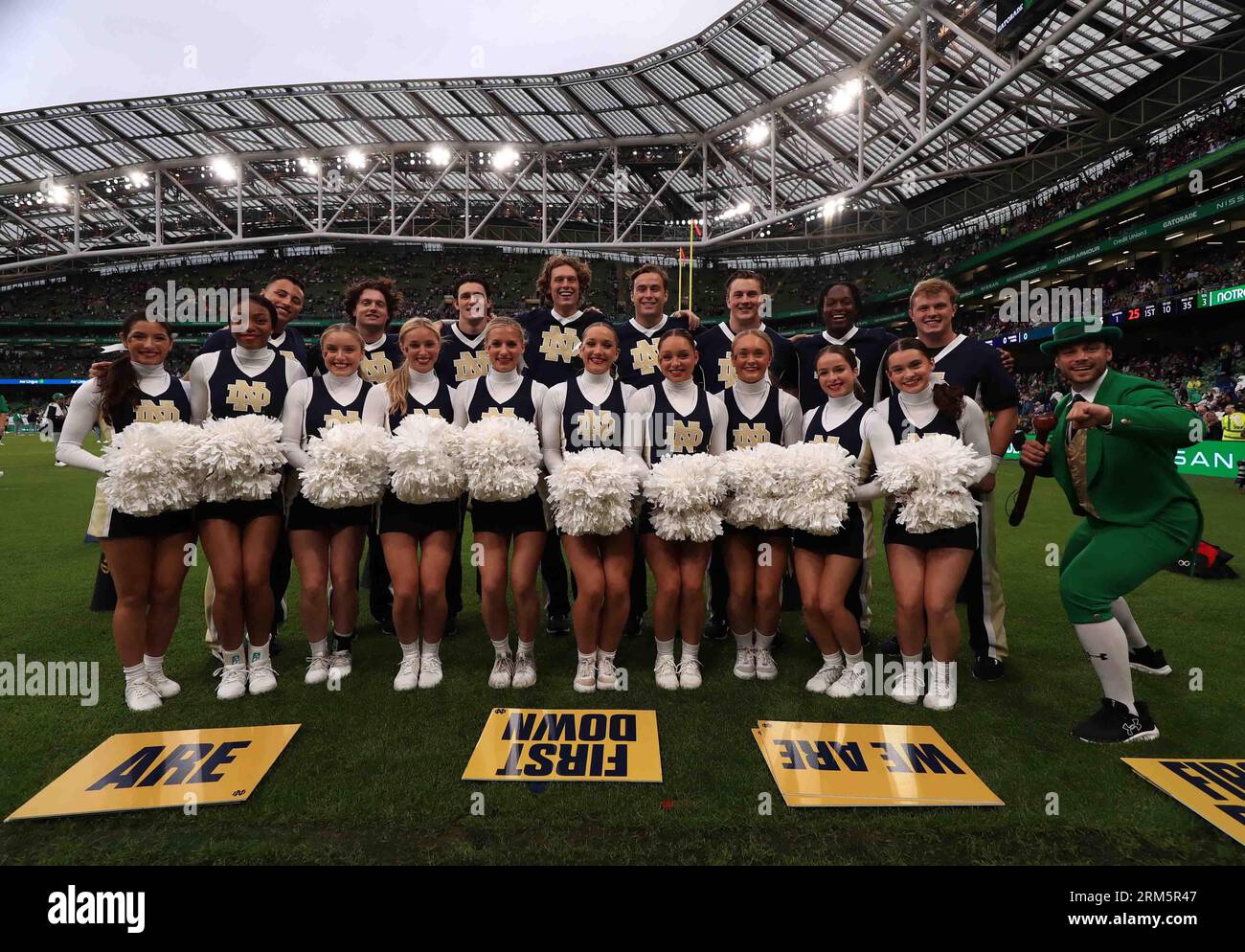 Notre dame fighting irish cheerleaders hi-res stock photography and ...