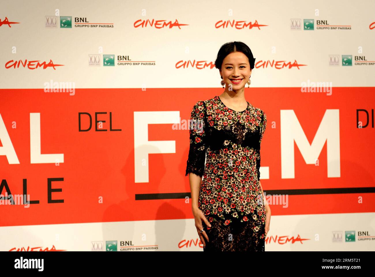 Chinese actress ni ni poses hi-res stock photography and images - Alamy