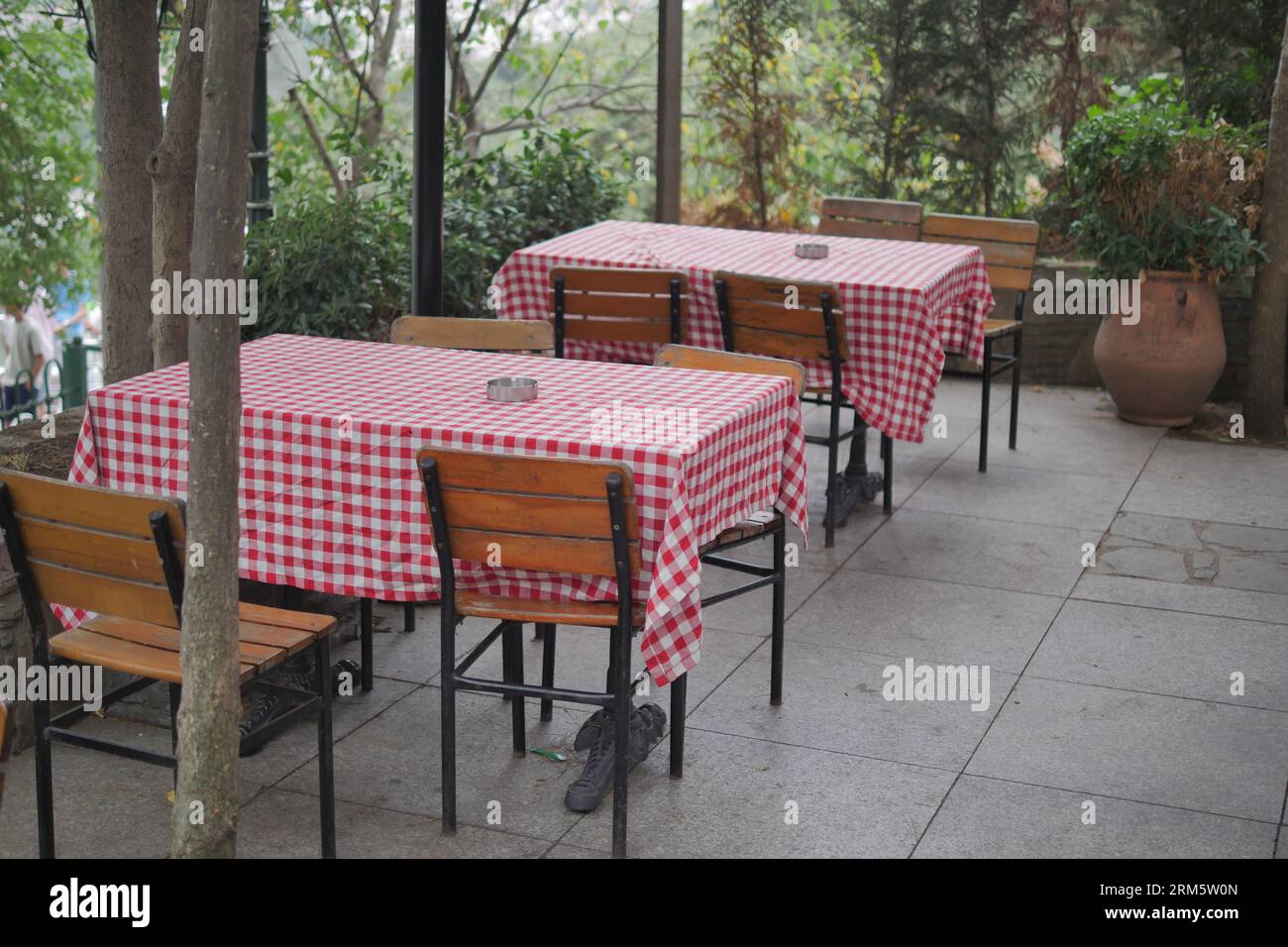 Caffee restaurant interior empty table Stock Photo - Alamy