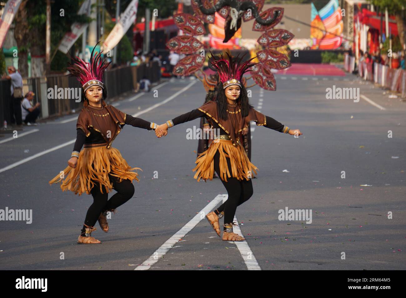 Tari aluyen hi-res stock photography and images - Alamy