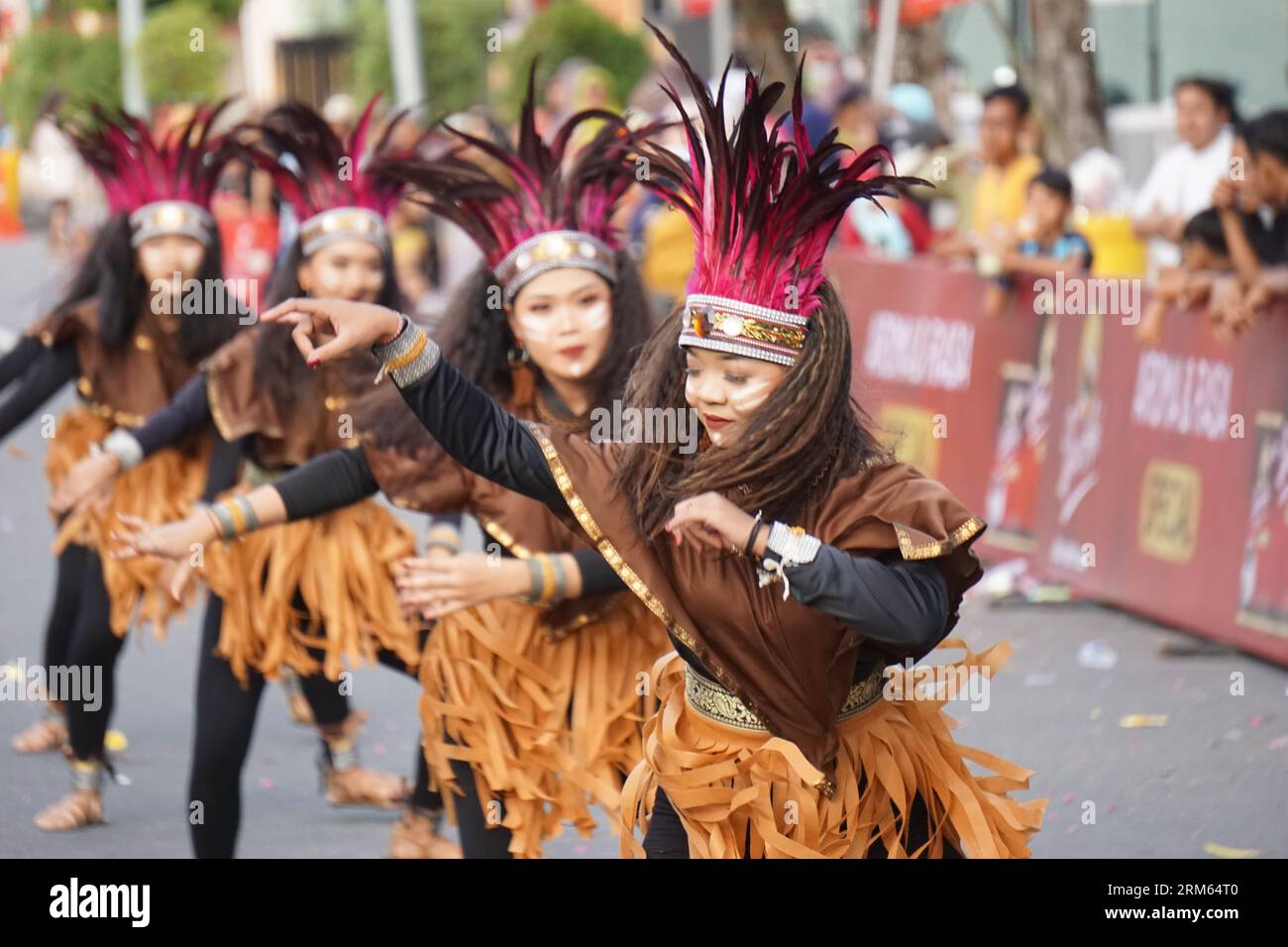 Tari aluyen hi-res stock photography and images - Alamy