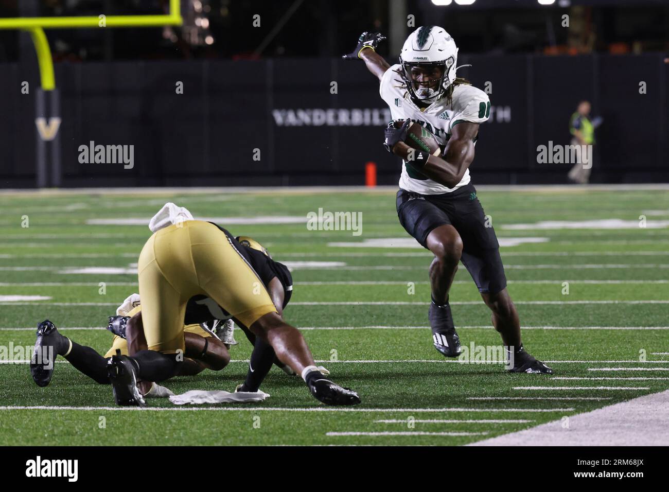 NASHVILLE, VA - AUGUST 26: Hawaii Warriors wide receiver Alex Perry (88 ...