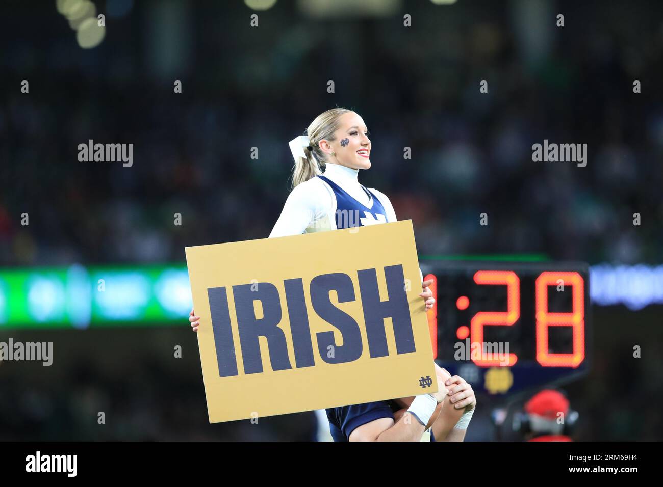 Notre dame stadium crowd hi-res stock photography and images - Alamy