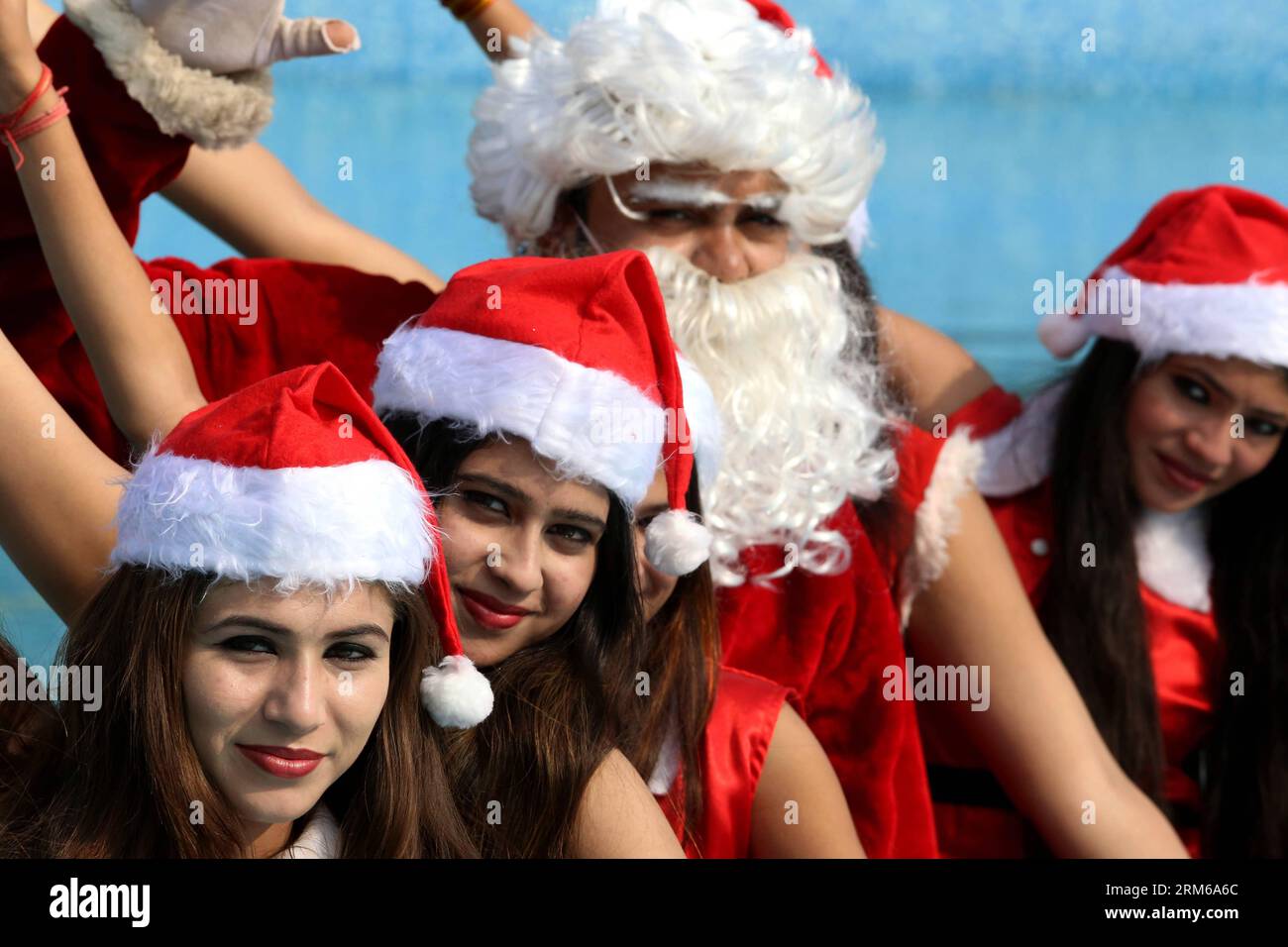 (131224) -- BHOPAL, Dec. 24, 2013 (Xinhua) -- Young girls dressed in ...
