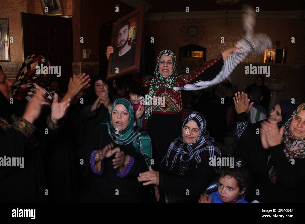 (131229) -- GAZA, Dec. 29, 2013 (Xinhua) -- Mother of Palestinian ...