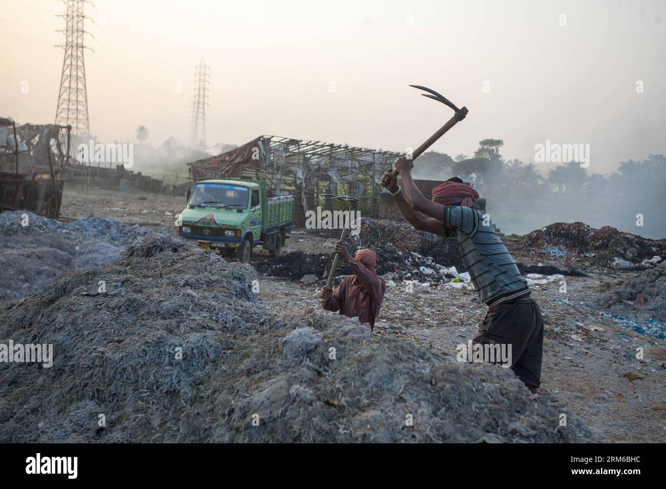 (131231) -- CALCUTTA, Dec. 31, 2013 (Xinhua) -- Indian people work near ...