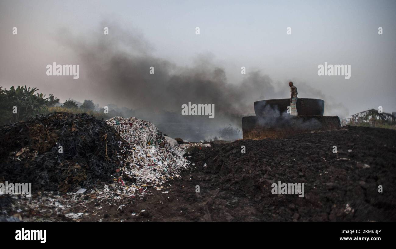 (131231) -- CALCUTTA, Dec. 31, 2013 (Xinhua) -- A man works near a ...