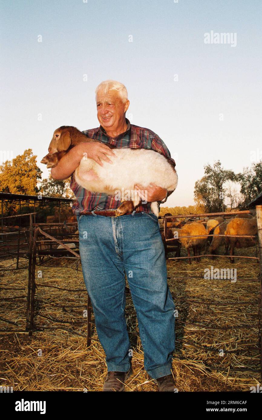 Ariel sharon 2001 hi-res stock photography and images - Alamy