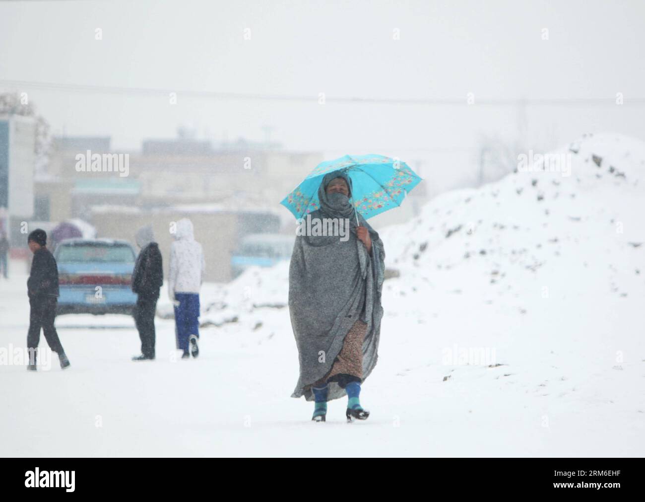 (140108) -- KABUL, Jan. 8, 2014 (Xinhua) -- An Afghan woman walks ...