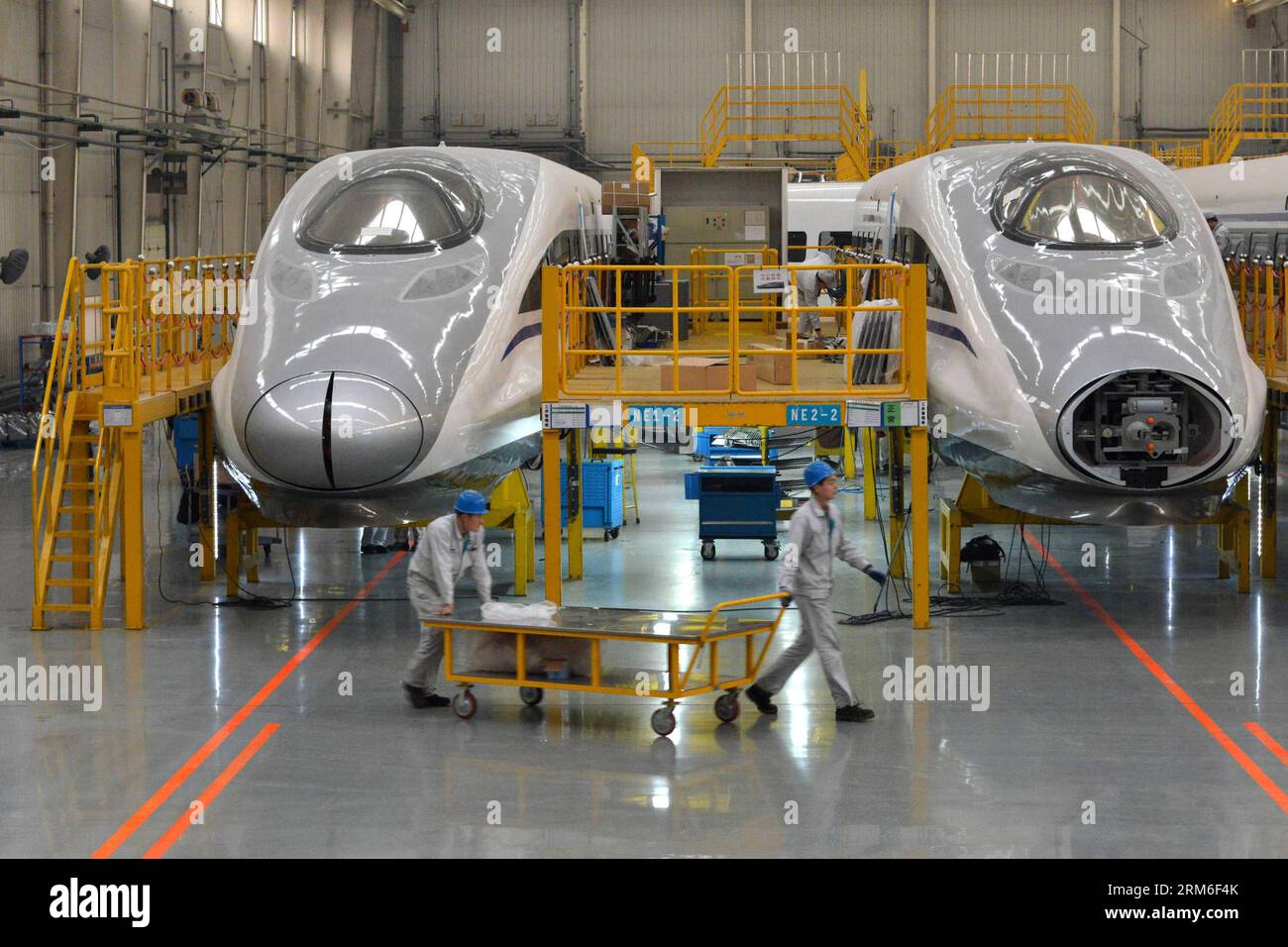 (140109) -- BEIJING, Jan. 9, 2014 (Xinhua) -- The heads of two CRH380A ...