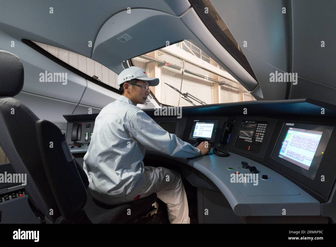 (140109) -- BEIJING, Jan. 9, 2014 (Xinhua) -- A worker conducts the ...